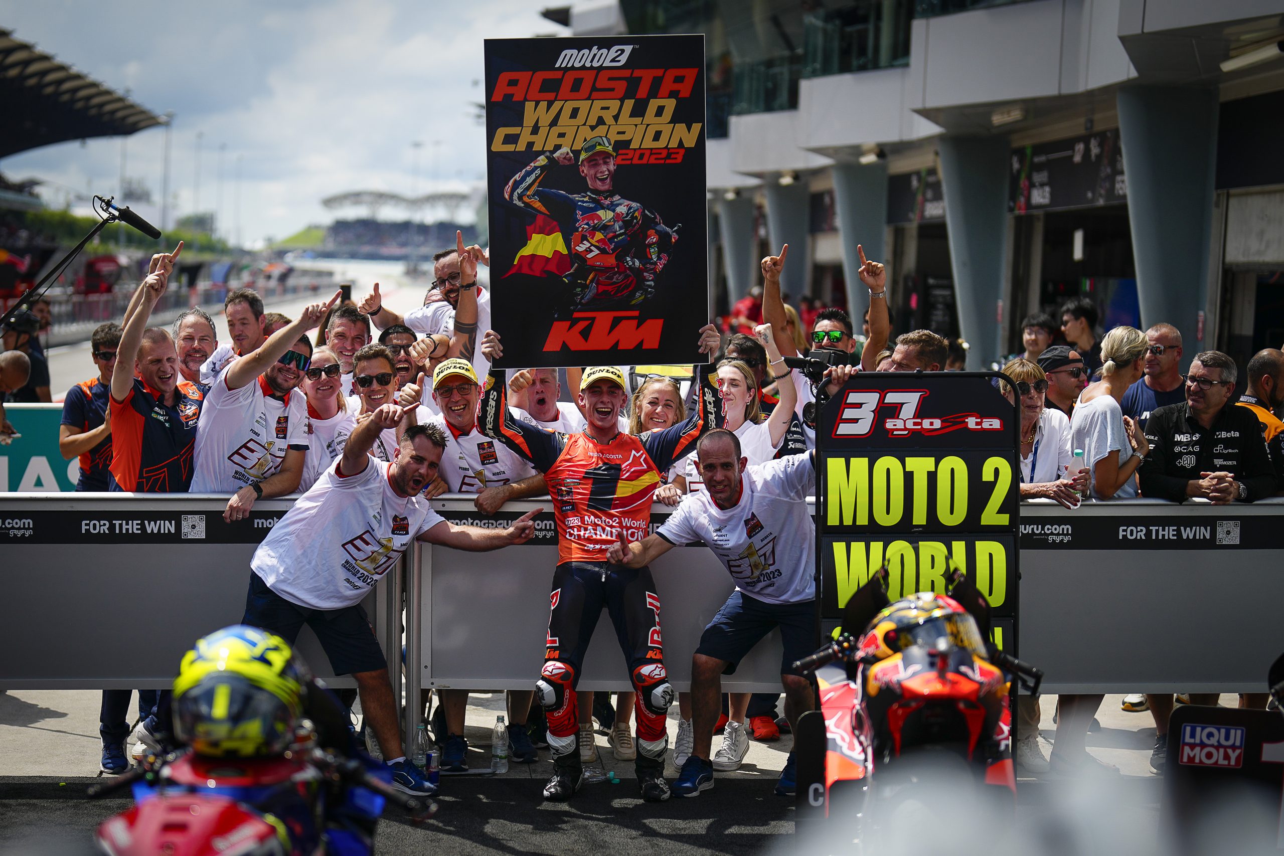 Ajon tiimin Acosta Moto2-luokan maailmanmestaruuteen – Bike