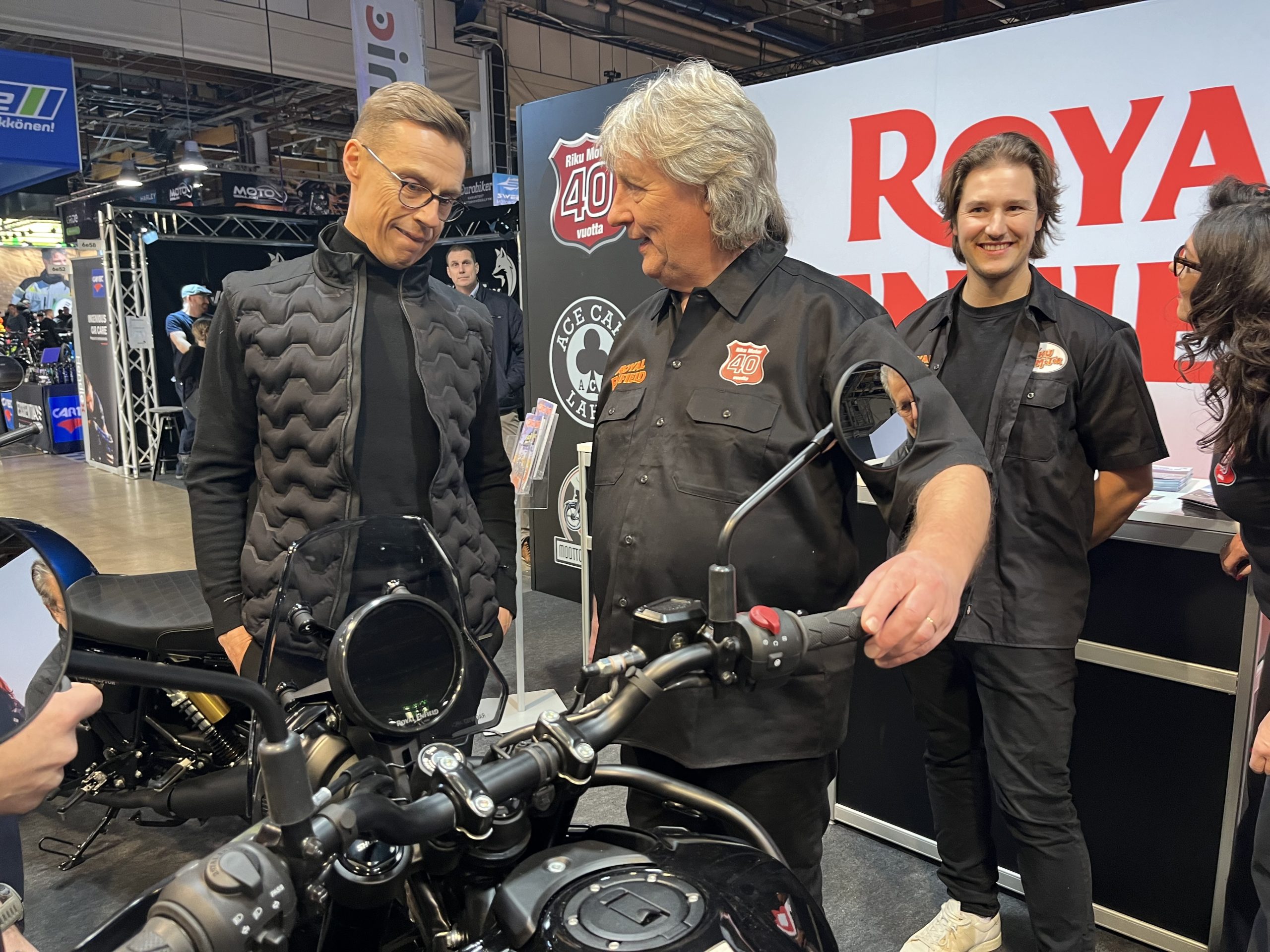 Alexander Stubb tutustumassa MP 24 -näyttelyyn – Bike